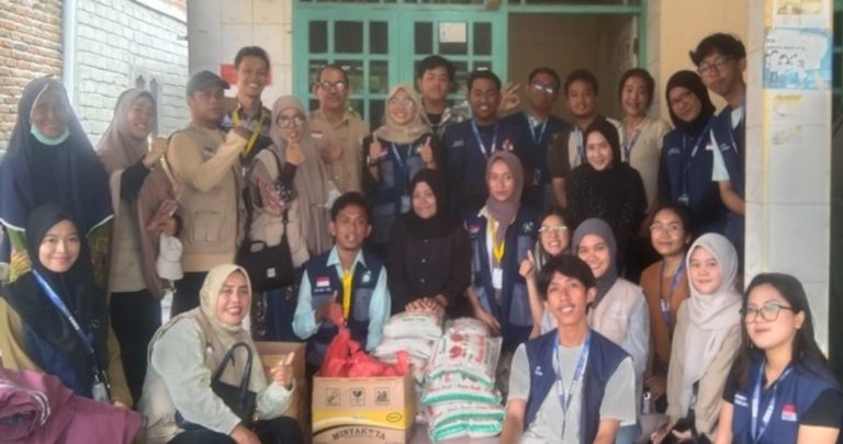 Mahasiswa KKN-PPM UGM dan KAGAMA Sulteng Beri Sembako untuk dan Warga Terdampak Banjir di ...